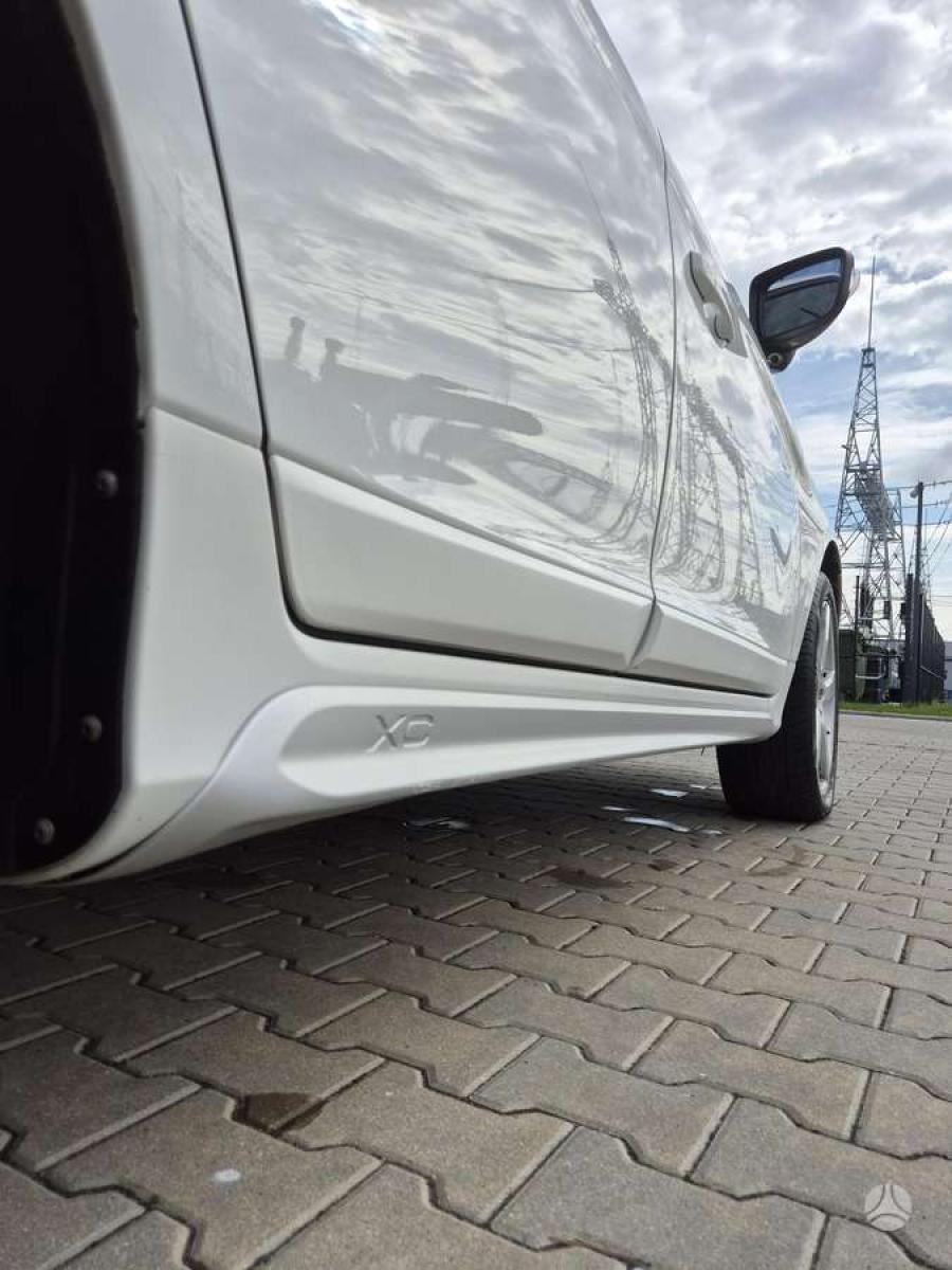 White Volvo XC60 2013 in Siauliai, with an engine capacity of 2.40 L and mileage of 216 thousand km for 10800 €, photo 14 on AUTOMOTO.COM.LV