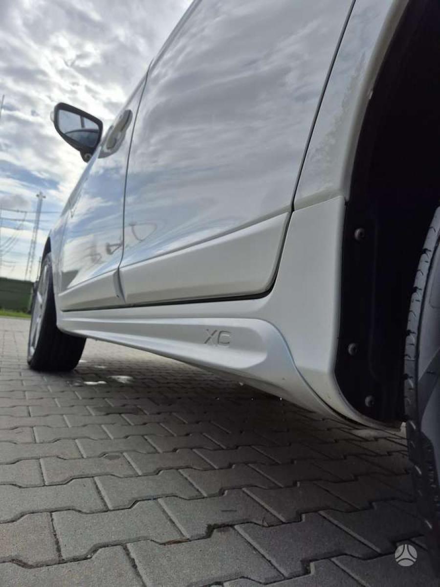 White Volvo XC60 2013 in Siauliai, with an engine capacity of 2.40 L and mileage of 216 thousand km for 10800 €, photo 15 on AUTOMOTO.COM.LV
