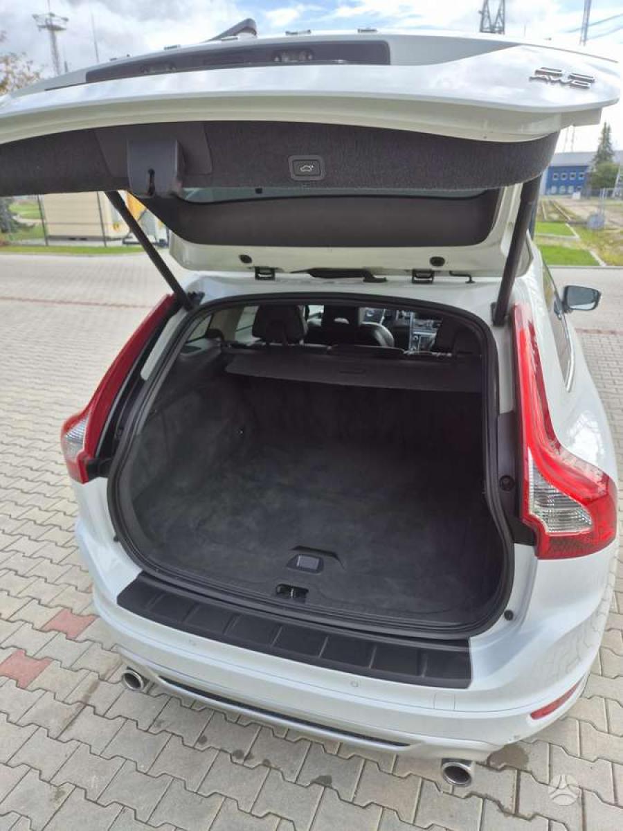 White Volvo XC60 2013 in Siauliai, with an engine capacity of 2.40 L and mileage of 216 thousand km for 10800 €, photo 16 on AUTOMOTO.COM.LV