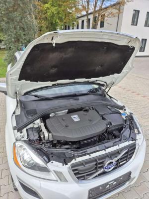 White Volvo XC60 2013 in Siauliai, with an engine capacity of 2.40 L and mileage of 216 thousand km for 10800 €, photo 18 on AUTOMOTO.COM.LV