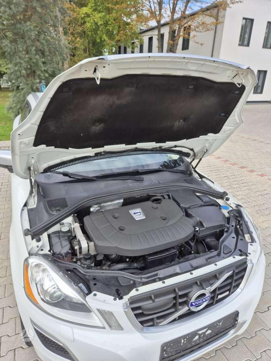 White Volvo XC60 2013 in Siauliai, with an engine capacity of 2.40 L and mileage of 216 thousand km for 10800 €, photo 18 on AUTOMOTO.COM.LV