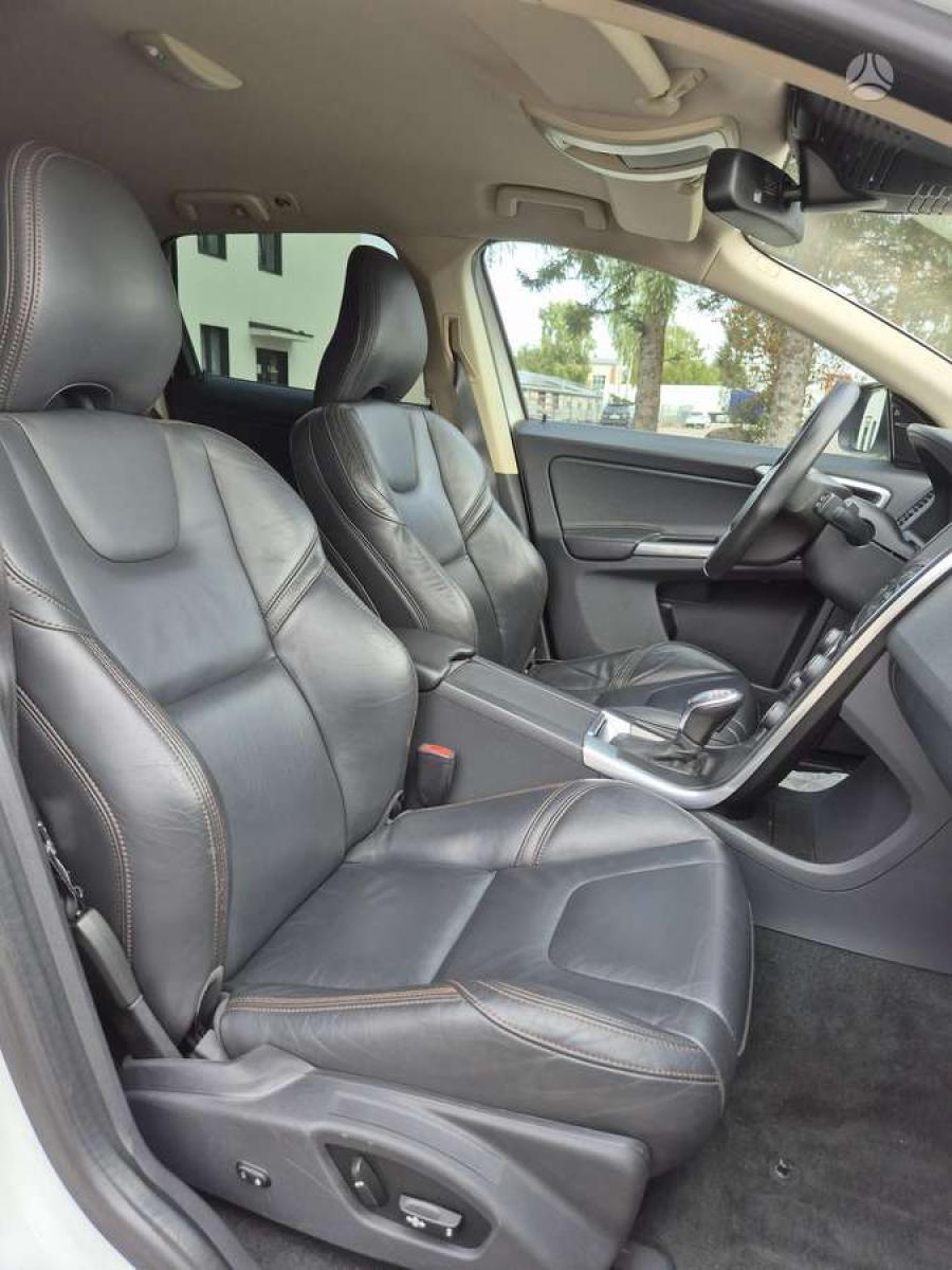White Volvo XC60 2013 in Siauliai, with an engine capacity of 2.40 L and mileage of 216 thousand km for 10800 €, photo 20 on AUTOMOTO.COM.LV