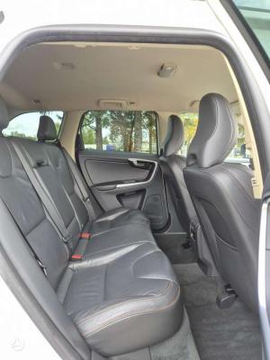 White Volvo XC60 2013 in Siauliai, with an engine capacity of 2.40 L and mileage of 216 thousand km for 10800 €, photo 21 on AUTOMOTO.COM.LV