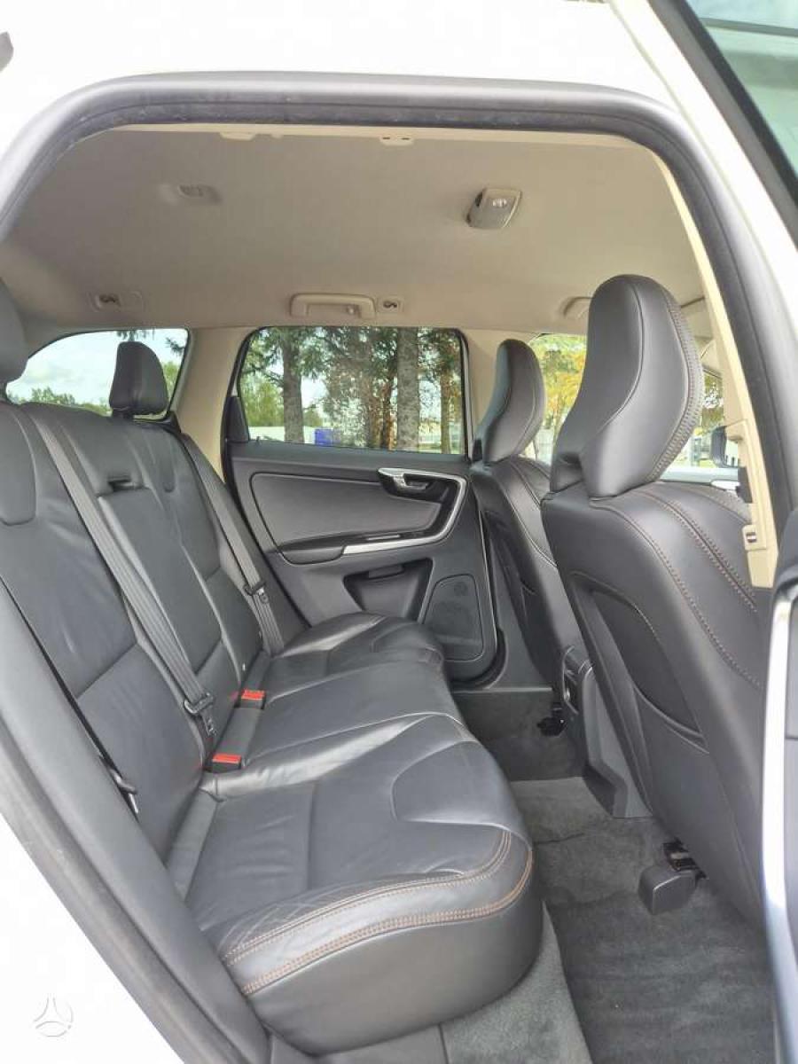 White Volvo XC60 2013 in Siauliai, with an engine capacity of 2.40 L and mileage of 216 thousand km for 10800 €, photo 21 on AUTOMOTO.COM.LV