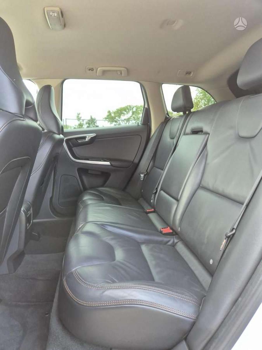 White Volvo XC60 2013 in Siauliai, with an engine capacity of 2.40 L and mileage of 216 thousand km for 10800 €, photo 22 on AUTOMOTO.COM.LV