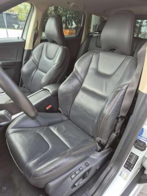 White Volvo XC60 2013 in Siauliai, with an engine capacity of 2.40 L and mileage of 216 thousand km for 10800 €, photo 23 on AUTOMOTO.COM.LV