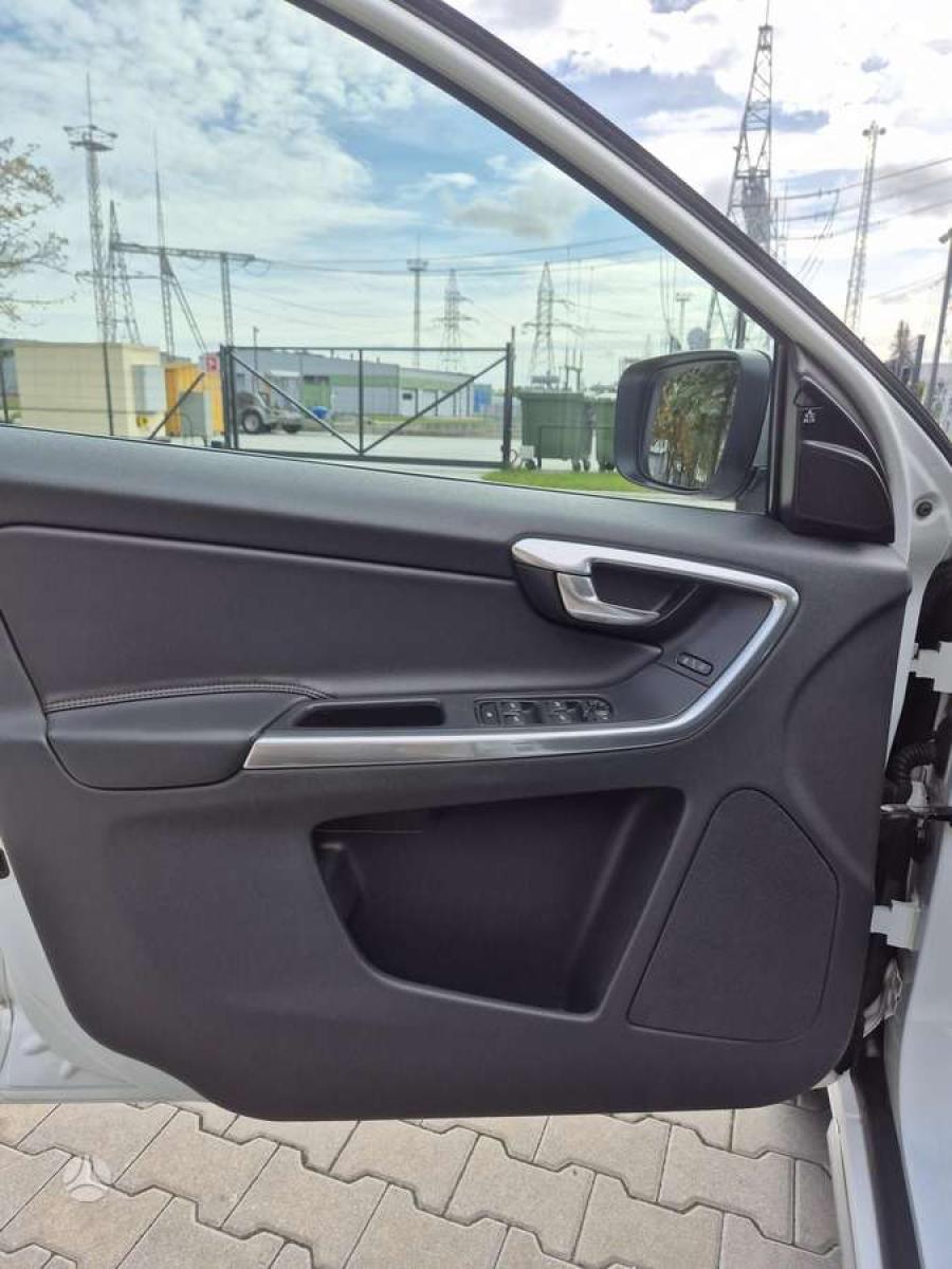 White Volvo XC60 2013 in Siauliai, with an engine capacity of 2.40 L and mileage of 216 thousand km for 10800 €, photo 24 on AUTOMOTO.COM.LV