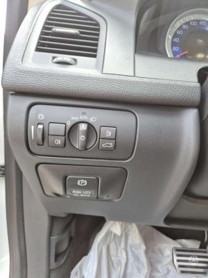 White Volvo XC60 2013 in Siauliai, with an engine capacity of 2.40 L and mileage of 216 thousand km for 10800 €, photo 25 on AUTOMOTO.COM.LV