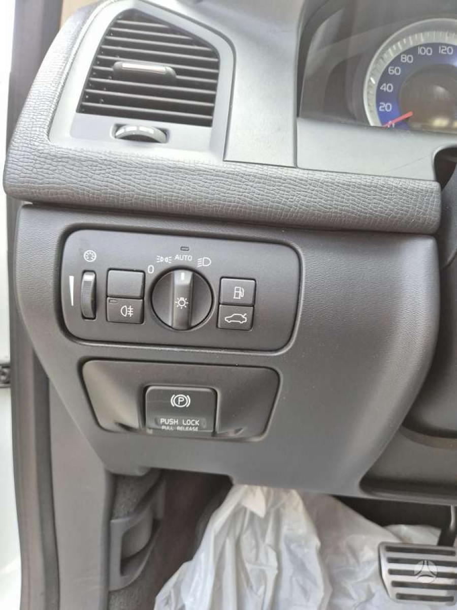 White Volvo XC60 2013 in Siauliai, with an engine capacity of 2.40 L and mileage of 216 thousand km for 10800 €, photo 25 on AUTOMOTO.COM.LV