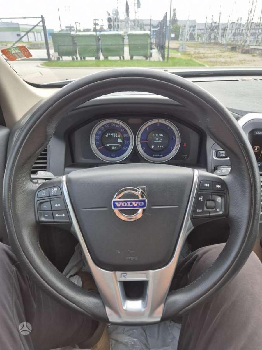 White Volvo XC60 2013 in Siauliai, with an engine capacity of 2.40 L and mileage of 216 thousand km for 10800 €, photo 26 on AUTOMOTO.COM.LV