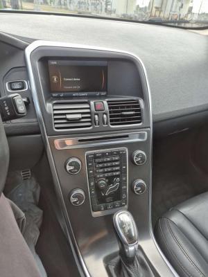 White Volvo XC60 2013 in Siauliai, with an engine capacity of 2.40 L and mileage of 216 thousand km for 10800 €, photo 27 on AUTOMOTO.COM.LV