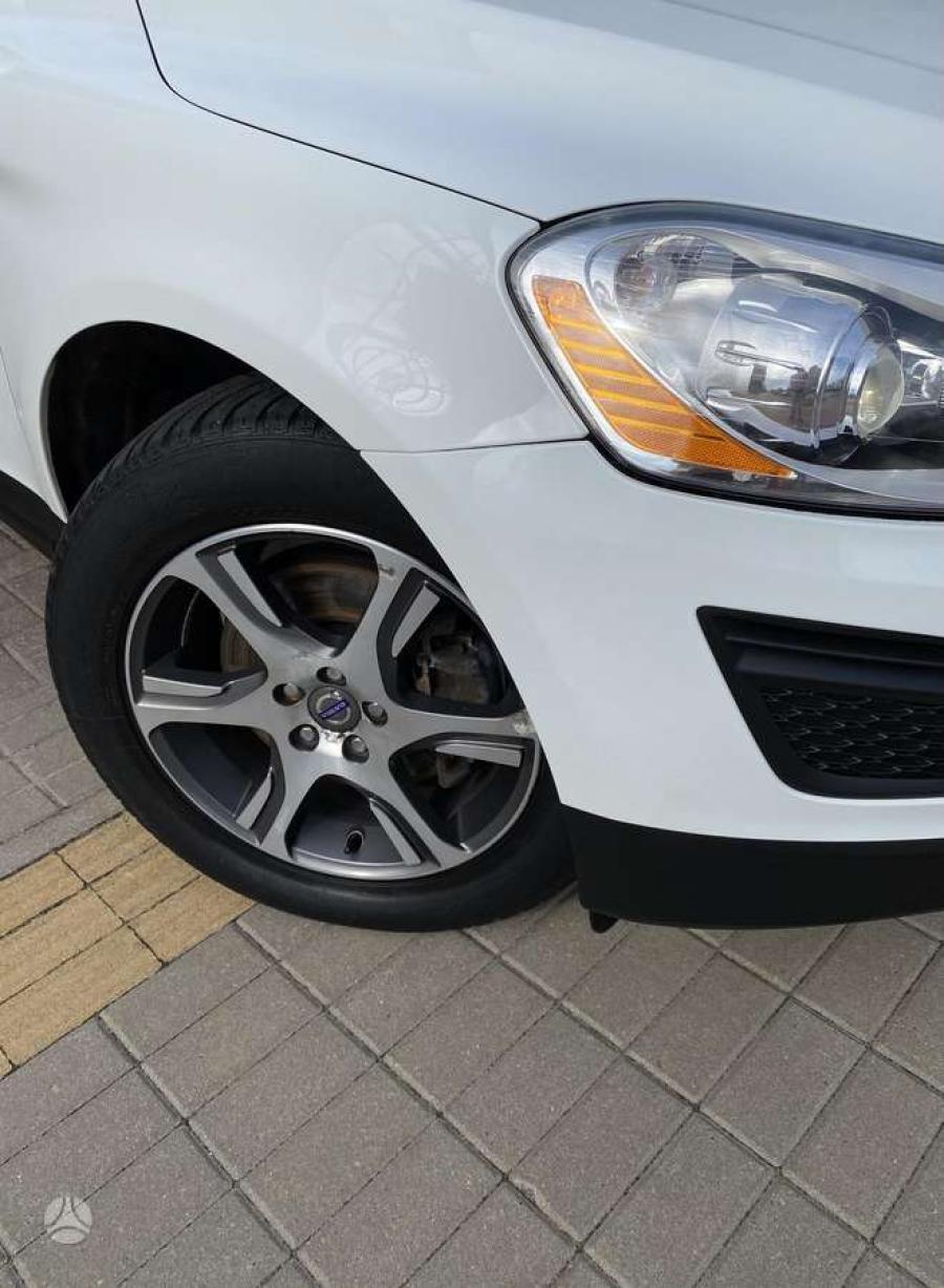 Balts Volvo XC60 2013 Marijampole, ar dzinēja tilpumu 2.40 L un nobraukumu 280 tūkst. km par 9750 €, foto 15 vietnē AUTOMOTO.COM.LV