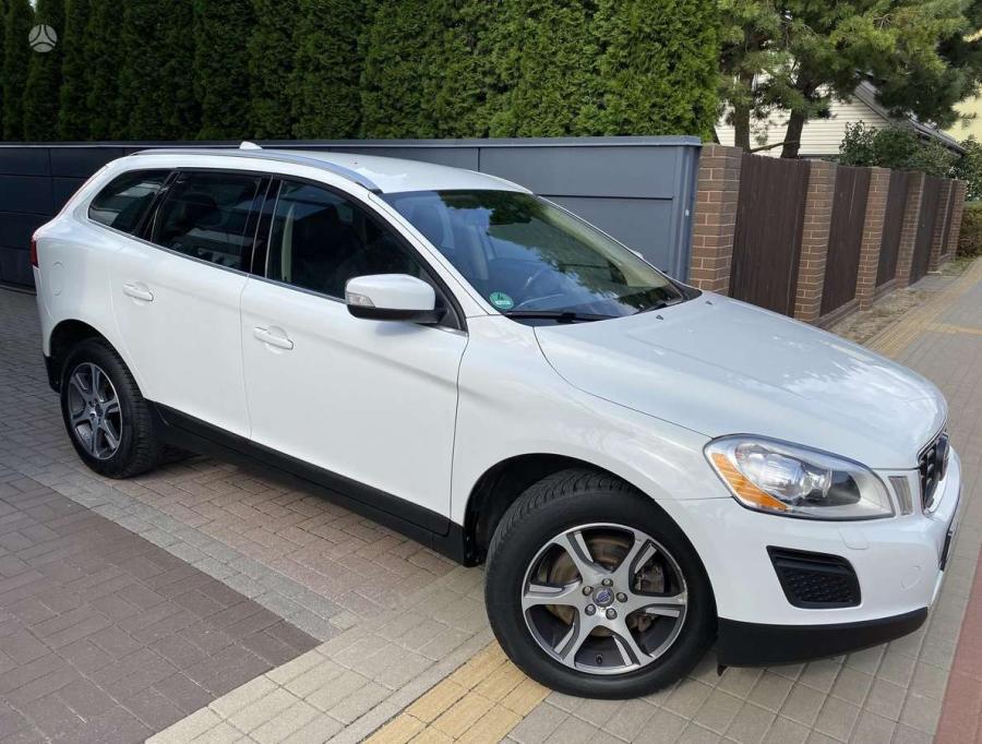 Balts Volvo XC60 2013 Marijampole, ar dzinēja tilpumu 2.40 L un nobraukumu 280 tūkst. km par 9750 €, foto 16 vietnē AUTOMOTO.COM.LV