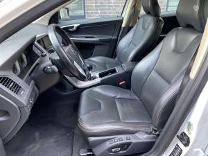 Balts Volvo XC60 2013 Marijampole, ar dzinēja tilpumu 2.40 L un nobraukumu 280 tūkst. km par 9750 €, foto 26 vietnē AUTOMOTO.COM.LV
