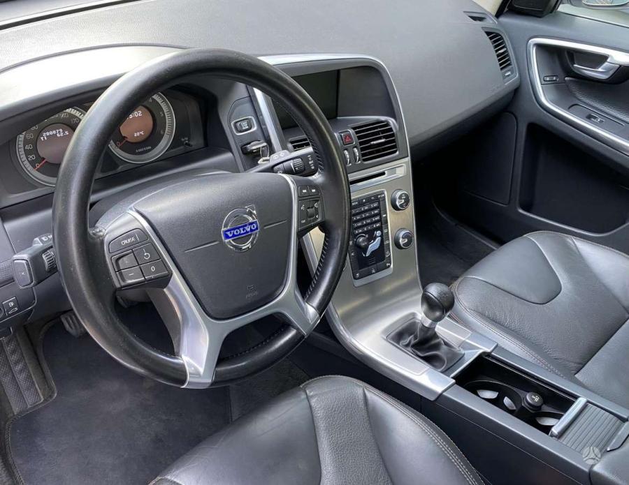Balts Volvo XC60 2013 Marijampole, ar dzinēja tilpumu 2.40 L un nobraukumu 280 tūkst. km par 9750 €, foto 31 vietnē AUTOMOTO.COM.LV