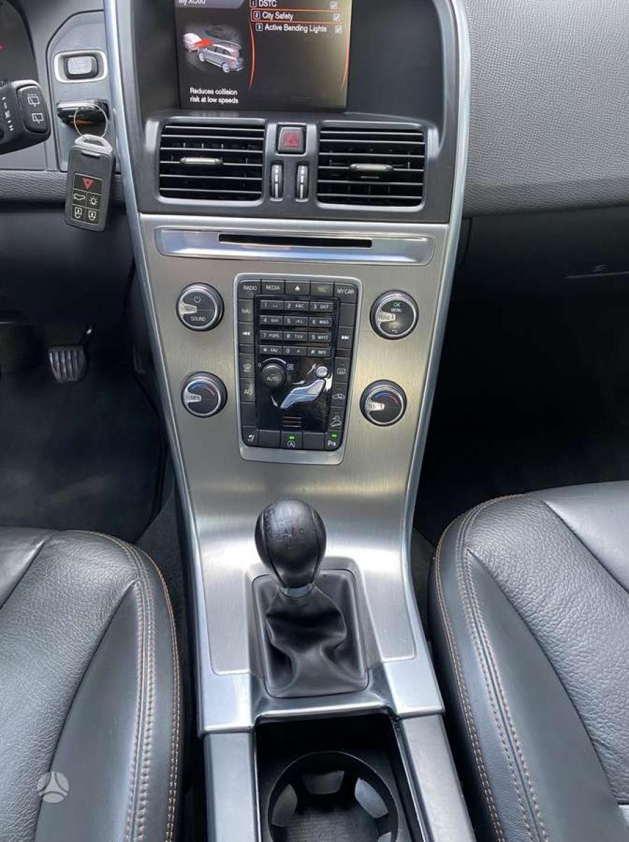 Balts Volvo XC60 2013 Marijampole, ar dzinēja tilpumu 2.40 L un nobraukumu 280 tūkst. km par 9750 €, foto 41 vietnē AUTOMOTO.COM.LV