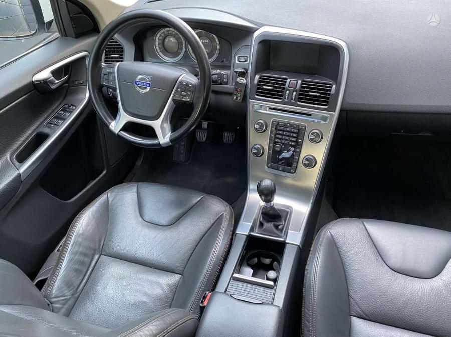 Balts Volvo XC60 2013 Marijampole, ar dzinēja tilpumu 2.40 L un nobraukumu 280 tūkst. km par 9750 €, foto 43 vietnē AUTOMOTO.COM.LV