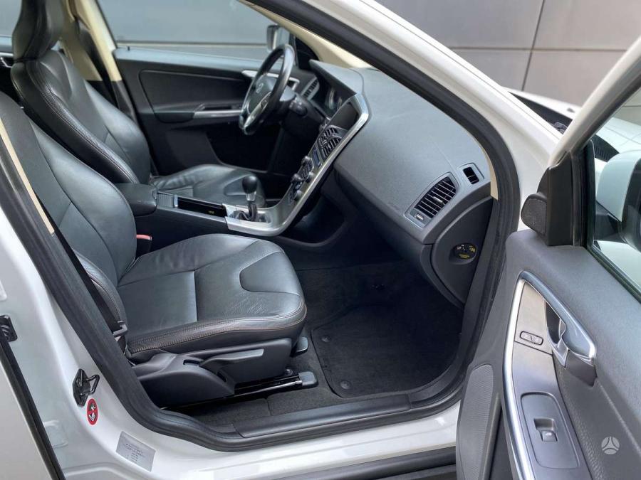 Balts Volvo XC60 2013 Marijampole, ar dzinēja tilpumu 2.40 L un nobraukumu 280 tūkst. km par 9750 €, foto 44 vietnē AUTOMOTO.COM.LV