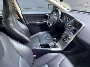 Balts Volvo XC60 2013 Marijampole, ar dzinēja tilpumu 2.40 L un nobraukumu 280 tūkst. km par 9750 €, foto 45 vietnē AUTOMOTO.COM.LV