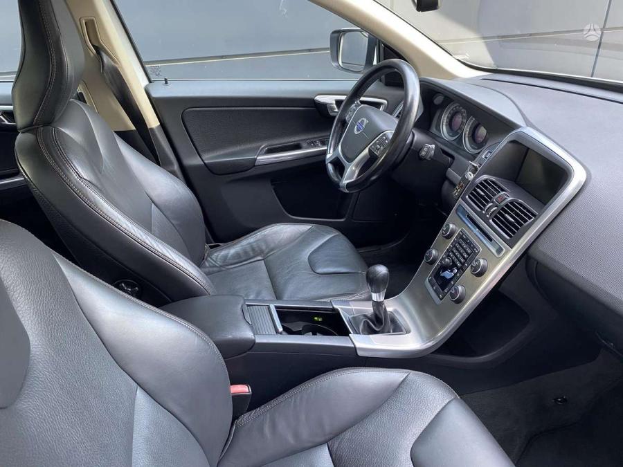 Balts Volvo XC60 2013 Marijampole, ar dzinēja tilpumu 2.40 L un nobraukumu 280 tūkst. km par 9750 €, foto 45 vietnē AUTOMOTO.COM.LV