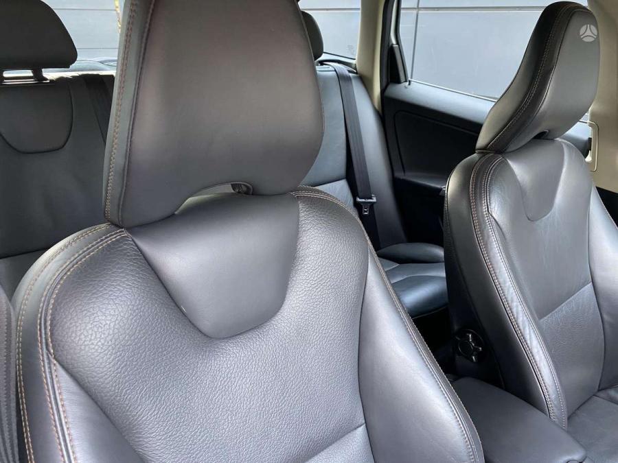 Balts Volvo XC60 2013 Marijampole, ar dzinēja tilpumu 2.40 L un nobraukumu 280 tūkst. km par 9750 €, foto 46 vietnē AUTOMOTO.COM.LV
