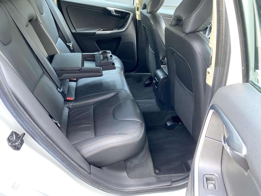 Balts Volvo XC60 2013 Marijampole, ar dzinēja tilpumu 2.40 L un nobraukumu 280 tūkst. km par 9750 €, foto 48 vietnē AUTOMOTO.COM.LV