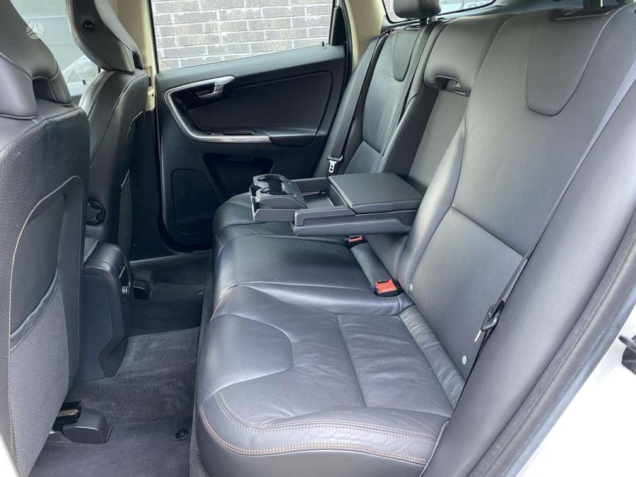 Balts Volvo XC60 2013 Marijampole, ar dzinēja tilpumu 2.40 L un nobraukumu 280 tūkst. km par 9750 €, foto 50 vietnē AUTOMOTO.COM.LV