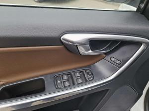 Balts Volvo XC60 2013 Šauļi, ar dzinēja tilpumu 2.40 L un nobraukumu 207 tūkst. km par 13950 €, foto 19 vietnē AUTOMOTO.COM.LV