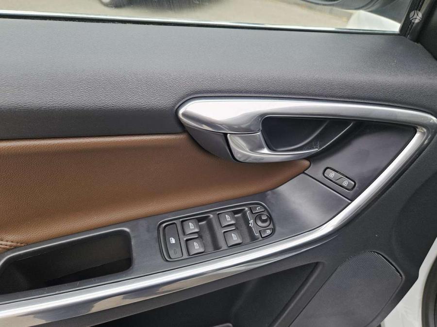 Balts Volvo XC60 2013 Šauļi, ar dzinēja tilpumu 2.40 L un nobraukumu 207 tūkst. km par 13950 €, foto 19 vietnē AUTOMOTO.COM.LV