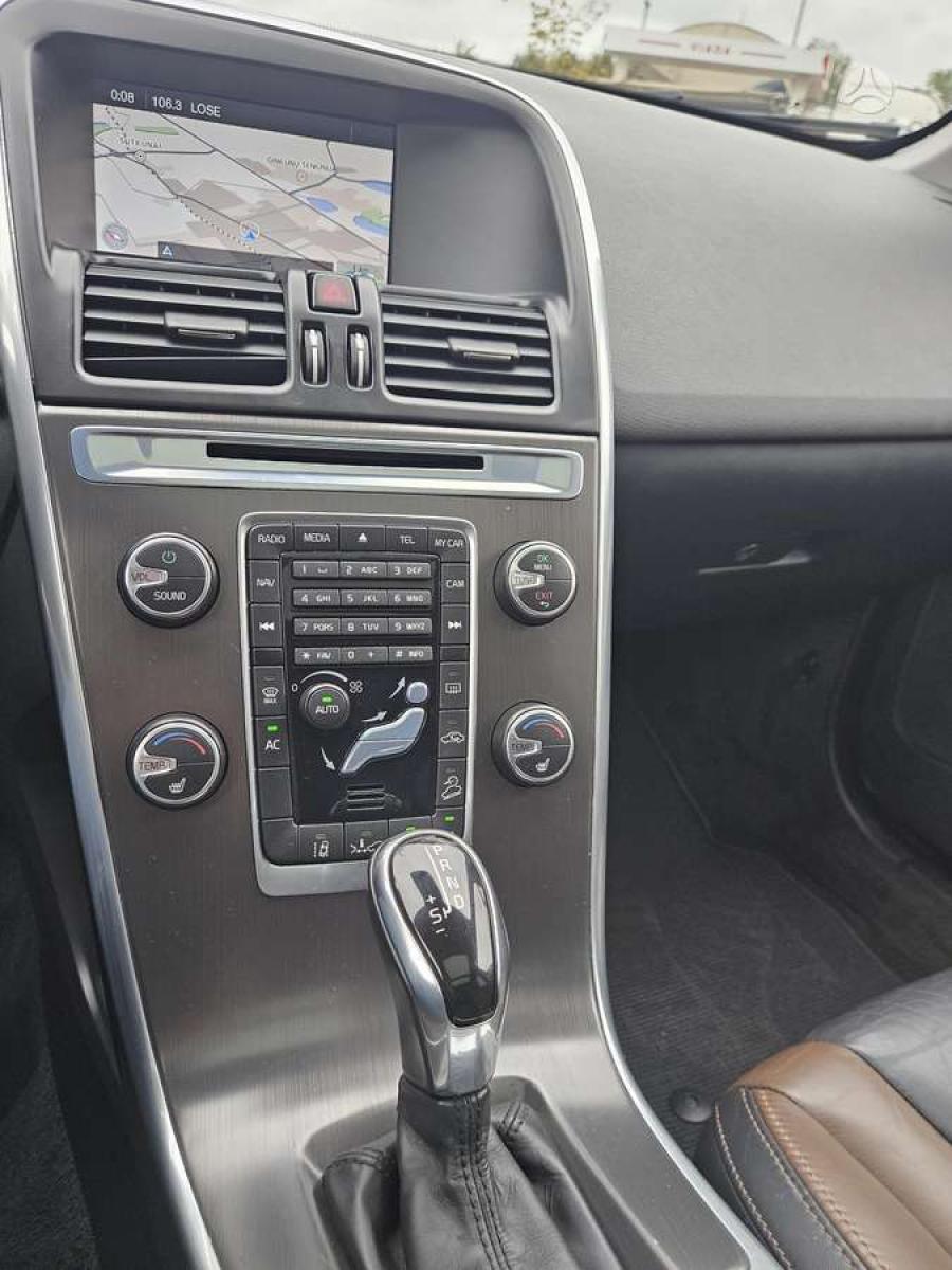 Balts Volvo XC60 2013 Šauļi, ar dzinēja tilpumu 2.40 L un nobraukumu 207 tūkst. km par 13950 €, foto 22 vietnē AUTOMOTO.COM.LV