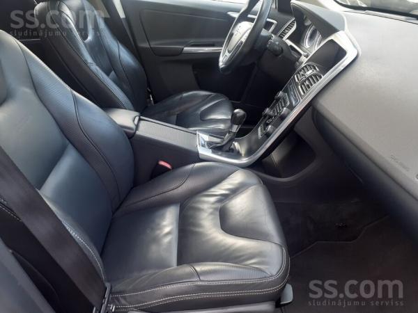 Balts Volvo XC60 2013 Rīga, ar dzinēja tilpumu 2.40 L un nobraukumu 208 tūkst. km par 13000 €, foto 8 vietnē AUTOMOTO.COM.LV
