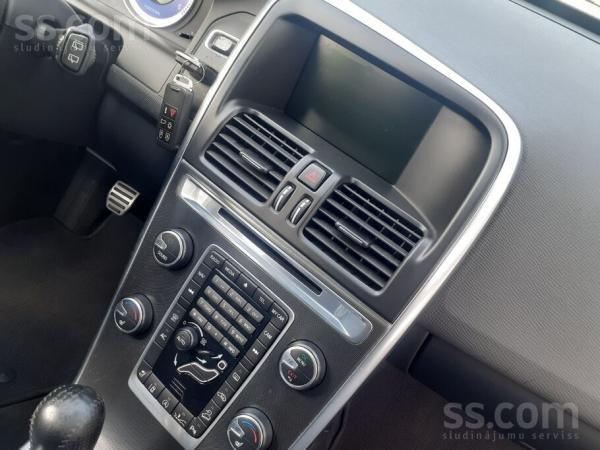Balts Volvo XC60 2013 Rīga, ar dzinēja tilpumu 2.40 L un nobraukumu 208 tūkst. km par 13000 €, foto 9 vietnē AUTOMOTO.COM.LV