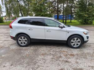 White Volvo XC60 2013 in Riga, with an engine capacity of 3.20 L and mileage of 178 thousand km for 10900 €, photo 4 on AUTOMOTO.COM.LV