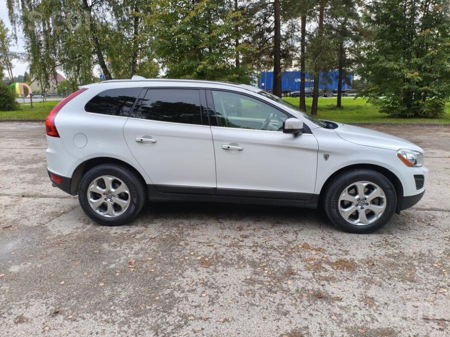 White Volvo XC60 2013 in Riga, with an engine capacity of 3.20 L and mileage of 178 thousand km for 10900 €, photo 4 on AUTOMOTO.COM.LV