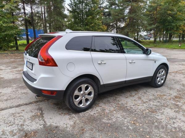Volvo XC60 2013 in Riga on AUTOMOTO.COM.LV White Volvo XC60 2013 in Riga, with an engine capacity of 3.20 L and mileage of 178 thousand km for 10900 €, photo 5 on AUTOMOTO.COM.LV