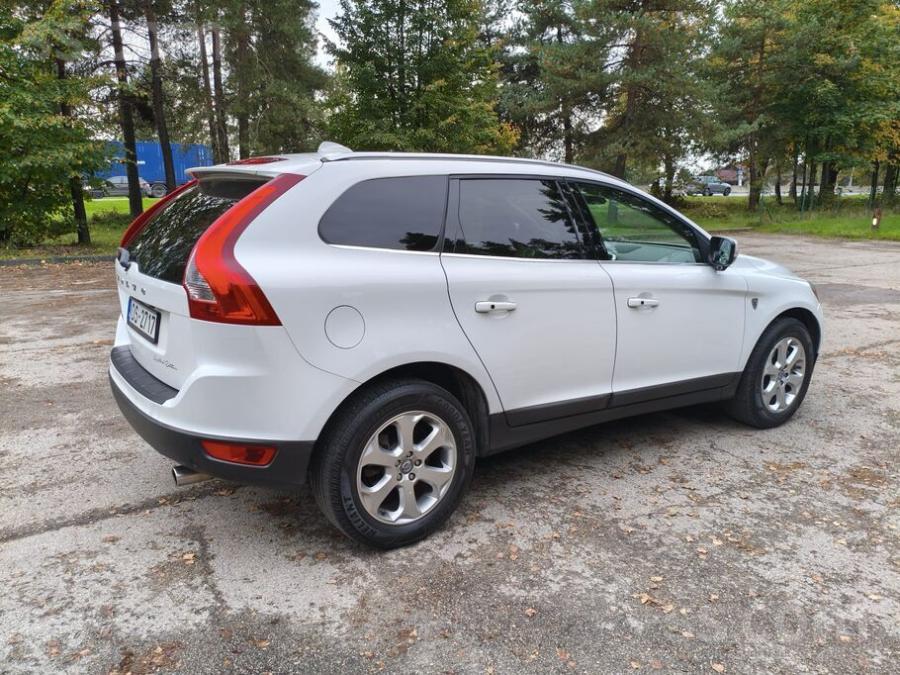 White Volvo XC60 2013 in Riga, with an engine capacity of 3.20 L and mileage of 178 thousand km for 10900 €, photo 5 on AUTOMOTO.COM.LV