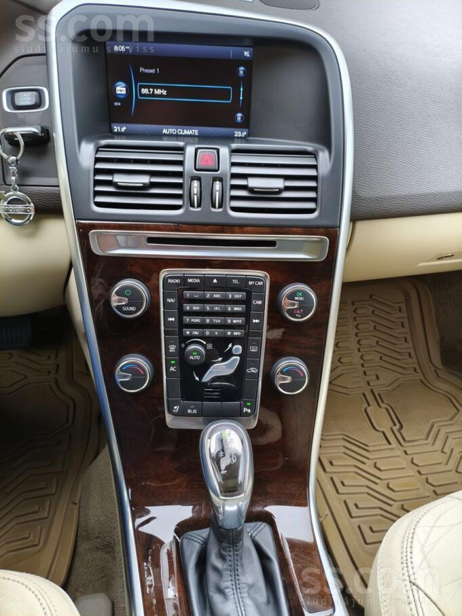 White Volvo XC60 2013 in Riga, with an engine capacity of 3.20 L and mileage of 178 thousand km for 10900 €, photo 21 on AUTOMOTO.COM.LV