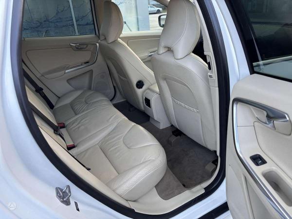 Balts Volvo XC60 2014 Prienai, ar dzinēja tilpumu 3.20 L un nobraukumu 315 tūkst. km par 8500 €, foto 11 vietnē AUTOMOTO.COM.LV