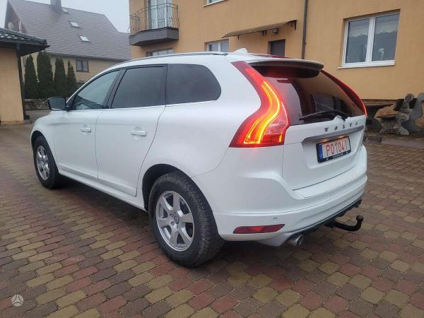 White Volvo XC60 2014 in Vilnius, with an engine capacity of 2.40 L and mileage of 234 thousand km for 13850 €, photo 8 on AUTOMOTO.COM.LV