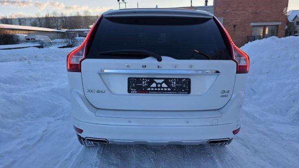 White Volvo XC60 2014 in Siauliai, with an engine capacity of 2.40 L and mileage of 290 thousand km for 12750 €, photo 4 on AUTOMOTO.COM.LV