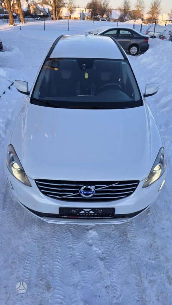 White Volvo XC60 2014 in Siauliai, with an engine capacity of 2.40 L and mileage of 290 thousand km for 12750 €, photo 9 on AUTOMOTO.COM.LV