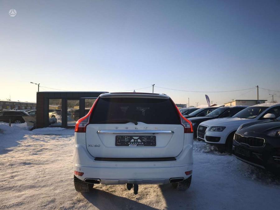 White Volvo XC60 2014 in Vilnius, with an engine capacity of 2.40 L and mileage of 226 thousand km for 12750 €, photo 5 on AUTOMOTO.COM.LV