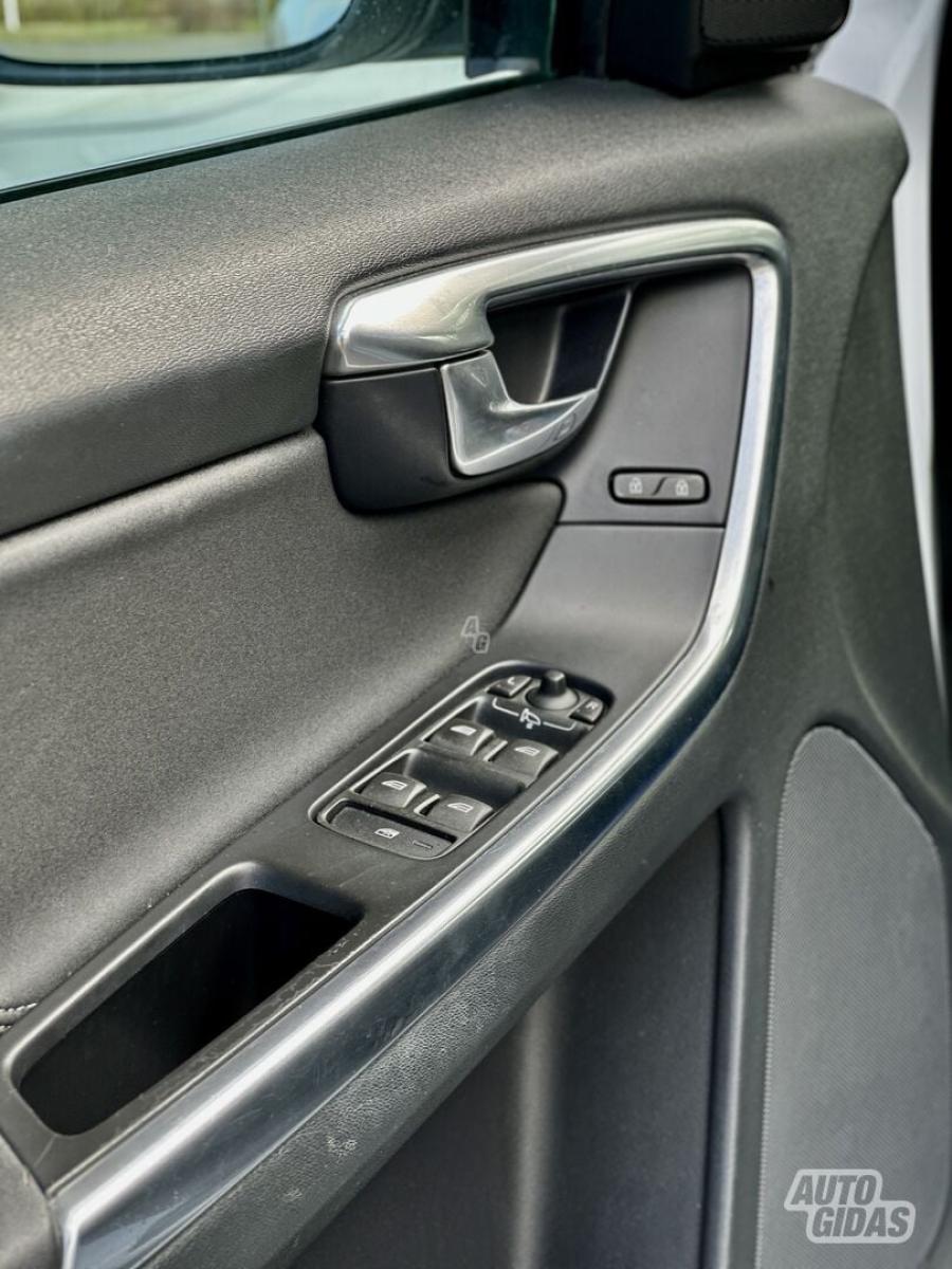 Balts Volvo XC60 2014 Kretinga, ar dzinēja tilpumu 2.00 L un nobraukumu 286 tūkst. km par 11000 €, foto 13 vietnē AUTOMOTO.COM.LV