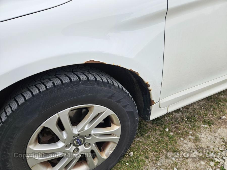 White Volvo XC60 2014 in Tallinn, with an engine capacity of 2.40 L and mileage of 380 thousand km for 6500 €, photo 5 on AUTOMOTO.COM.LV