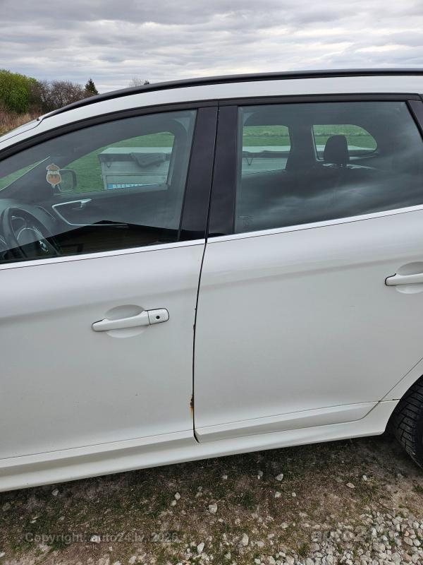 White Volvo XC60 2014 in Tallinn, with an engine capacity of 2.40 L and mileage of 380 thousand km for 6500 €, photo 5 on AUTOMOTO.COM.LV
