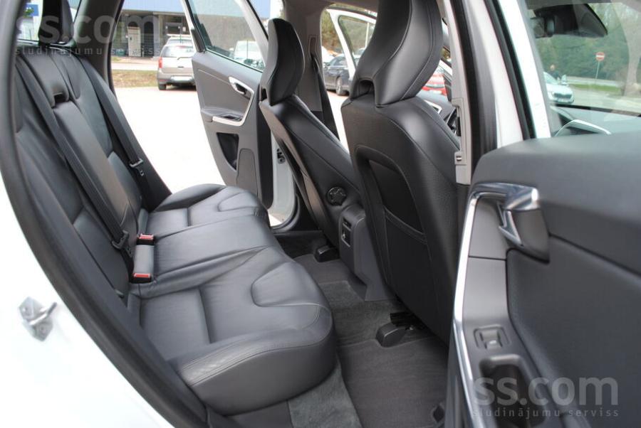 White Volvo XC60 2014 in Riga, with an engine capacity of 2.40 L and mileage of 237 thousand km for 11590 €, photo 13 on AUTOMOTO.COM.LV