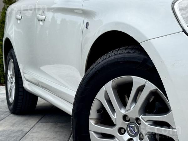 White Volvo XC60 2014 in Jelgava, with an engine capacity of 2.00 L and mileage of 173 thousand km for 13800 €, photo 8 on AUTOMOTO.COM.LV