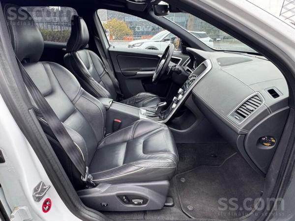 White Volvo XC60 2014 in Riga, with an engine capacity of 2.40 L and mileage of 301 thousand km for 14600 €, photo 8 on AUTOMOTO.COM.LV