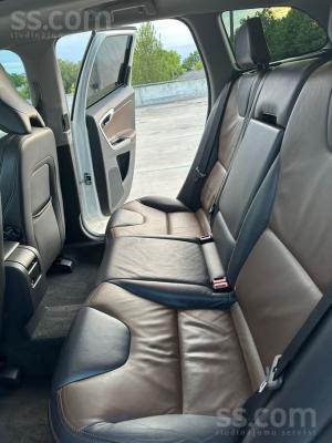 White Volvo XC60 2014 in Riga, with an engine capacity of 2.00 L and mileage of 170 thousand km for 9500 €, photo 9 on AUTOMOTO.COM.LV