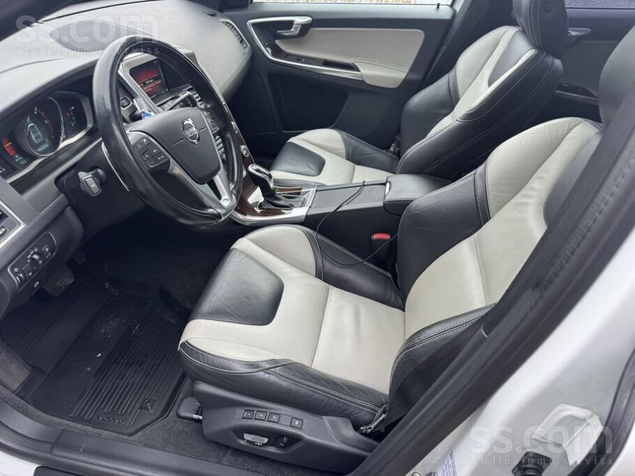 Balts Volvo XC60 2014 Ogre, ar dzinēja tilpumu 2.40 L un nobraukumu 250 tūkst. km par 13990 €, foto 22 vietnē AUTOMOTO.COM.LV